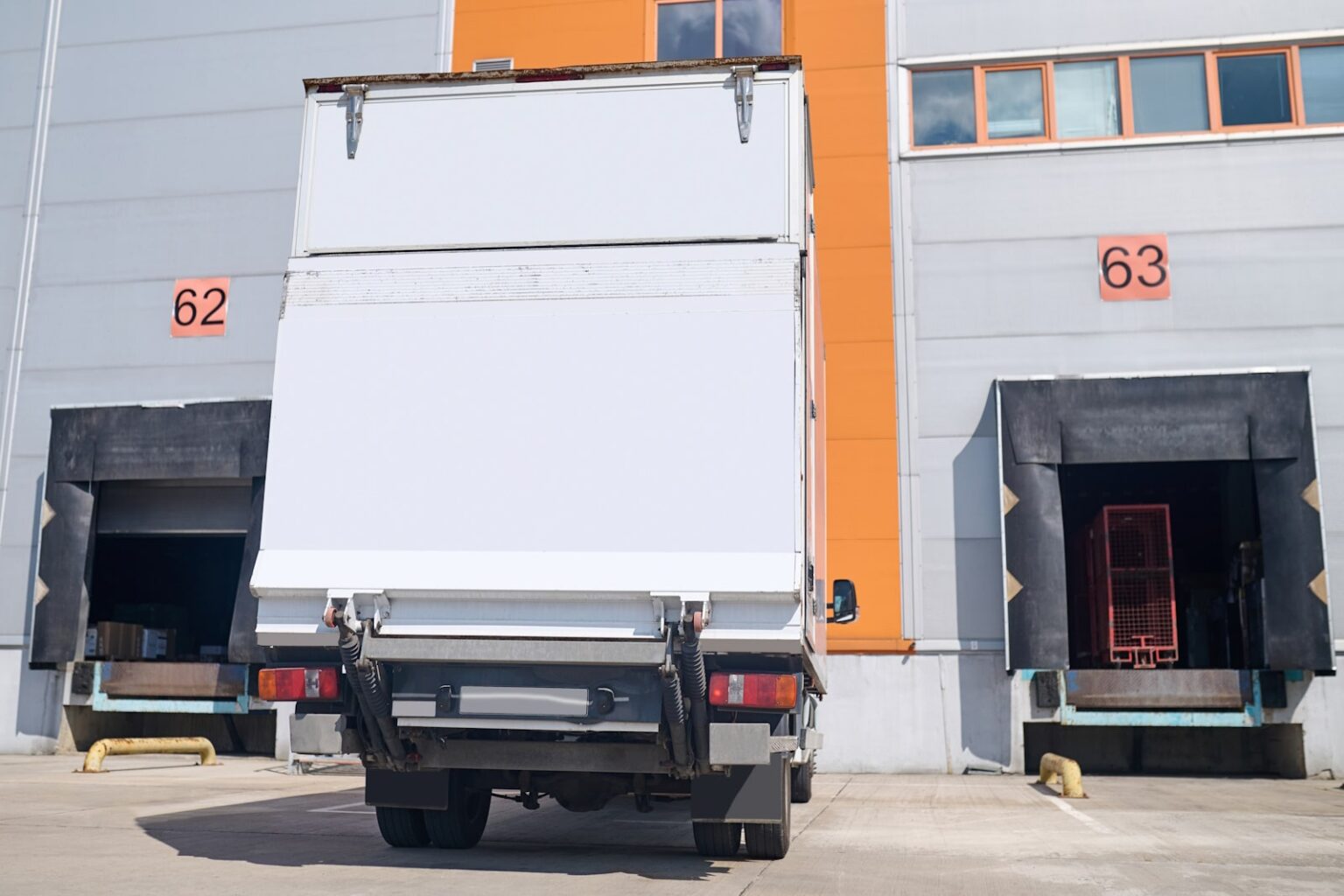 A Complete Guide to Tail Lift Trucks and Their Benefits - Dhollandia SA